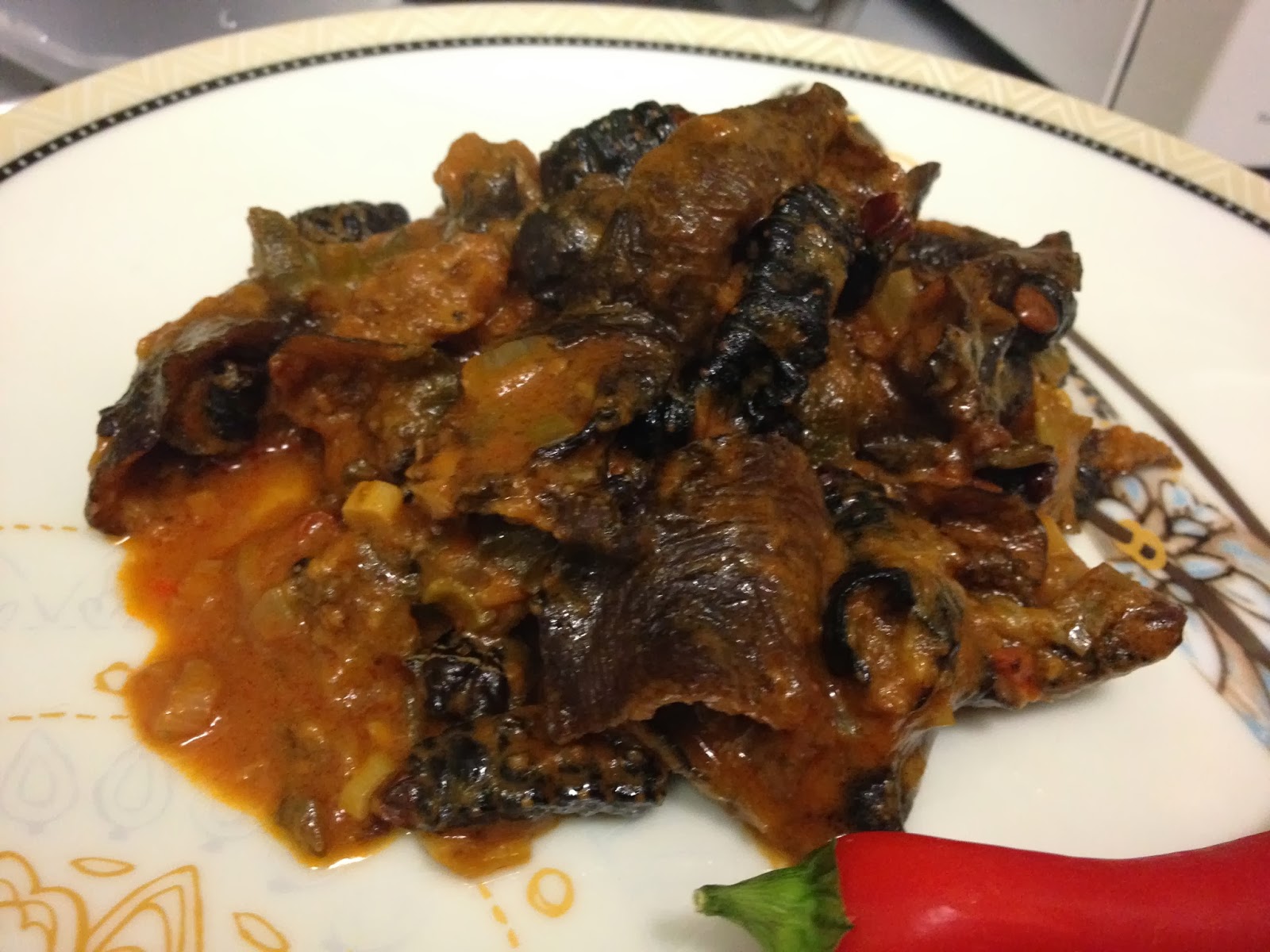 Meshi ( chenille en sauce moamba ) poisson séchée , mayebo ( champignon ...